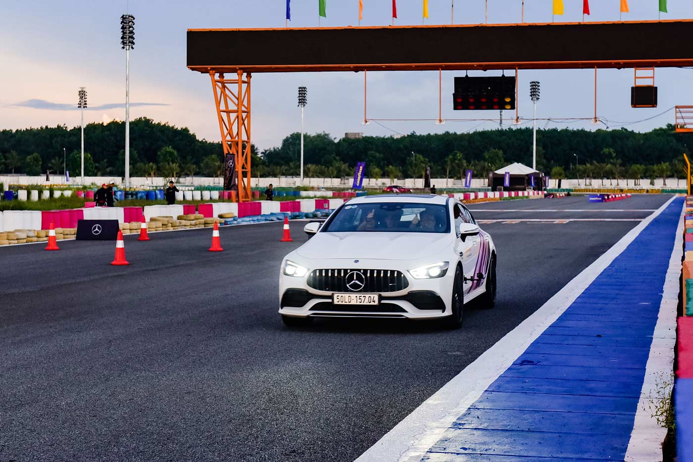 Học viện lái xe an toàn MBDE 2020 kỷ niệm 25 năm Mercedes-Benz có mặt ...