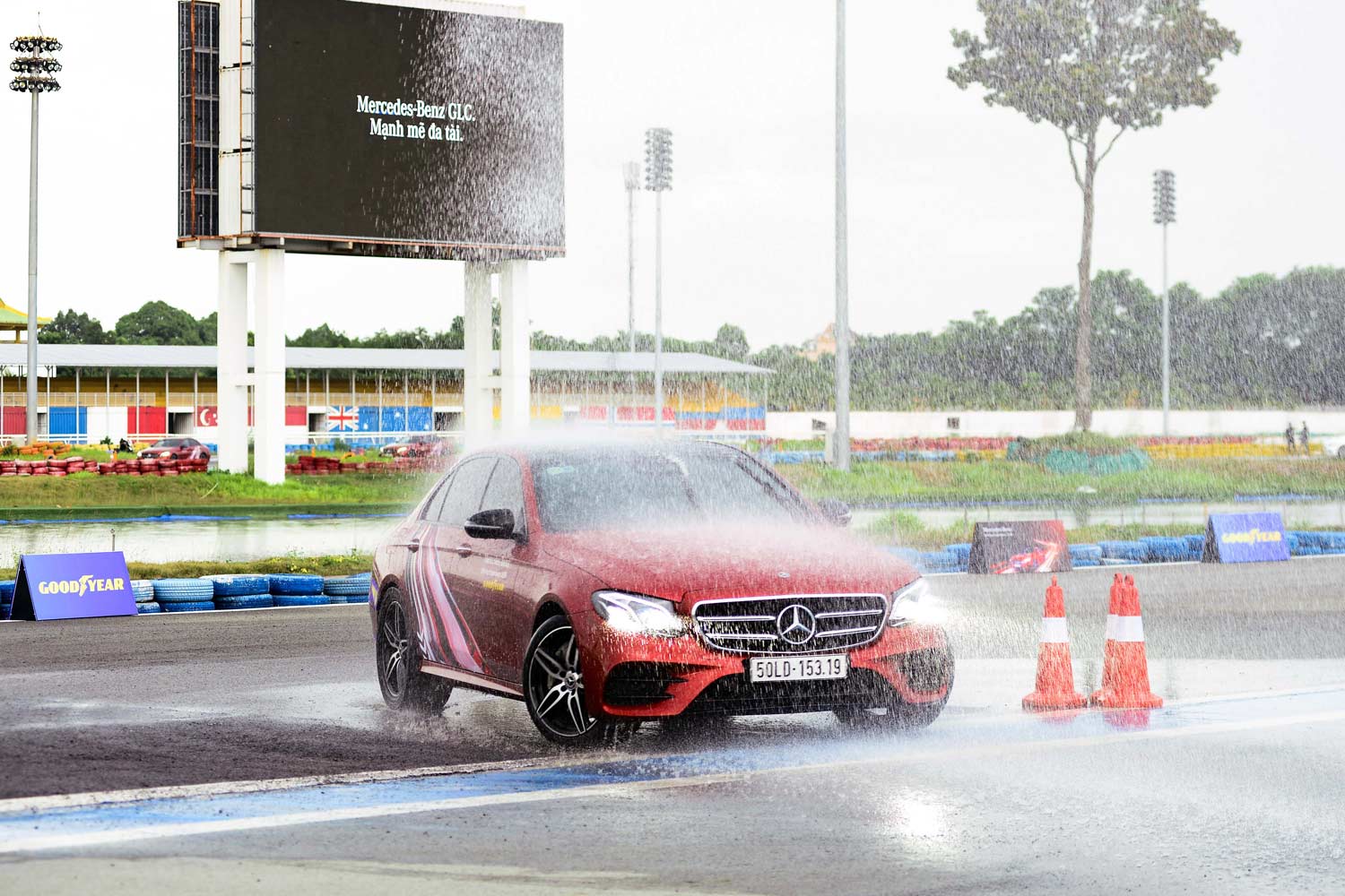 Học viện lái xe an toàn MBDE 2020 kỷ niệm 25 năm Mercedes-Benz có mặt ...