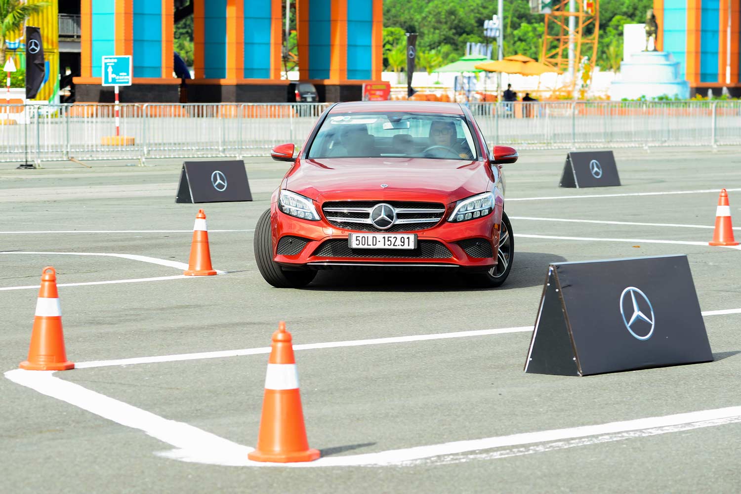 Học viện lái xe an toàn MBDE 2020 kỷ niệm 25 năm Mercedes-Benz có mặt ...