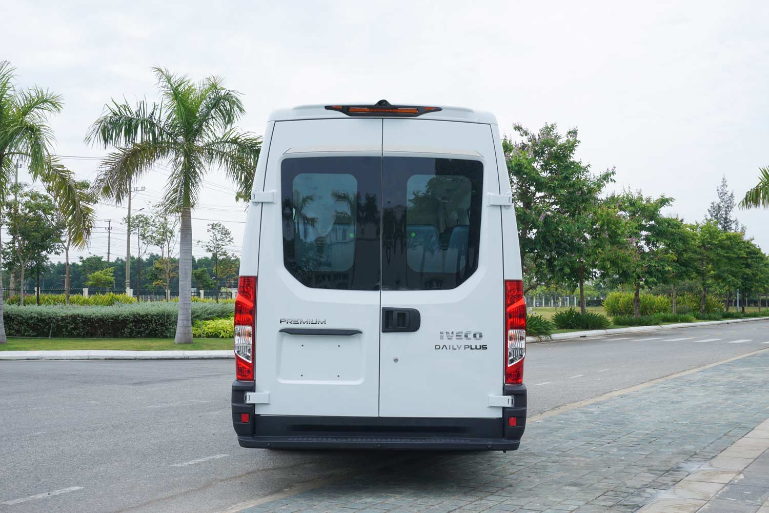 Thaco giới thiệu mini bus Iveco Daily tại thị trường Việt Nam, giá từ ...