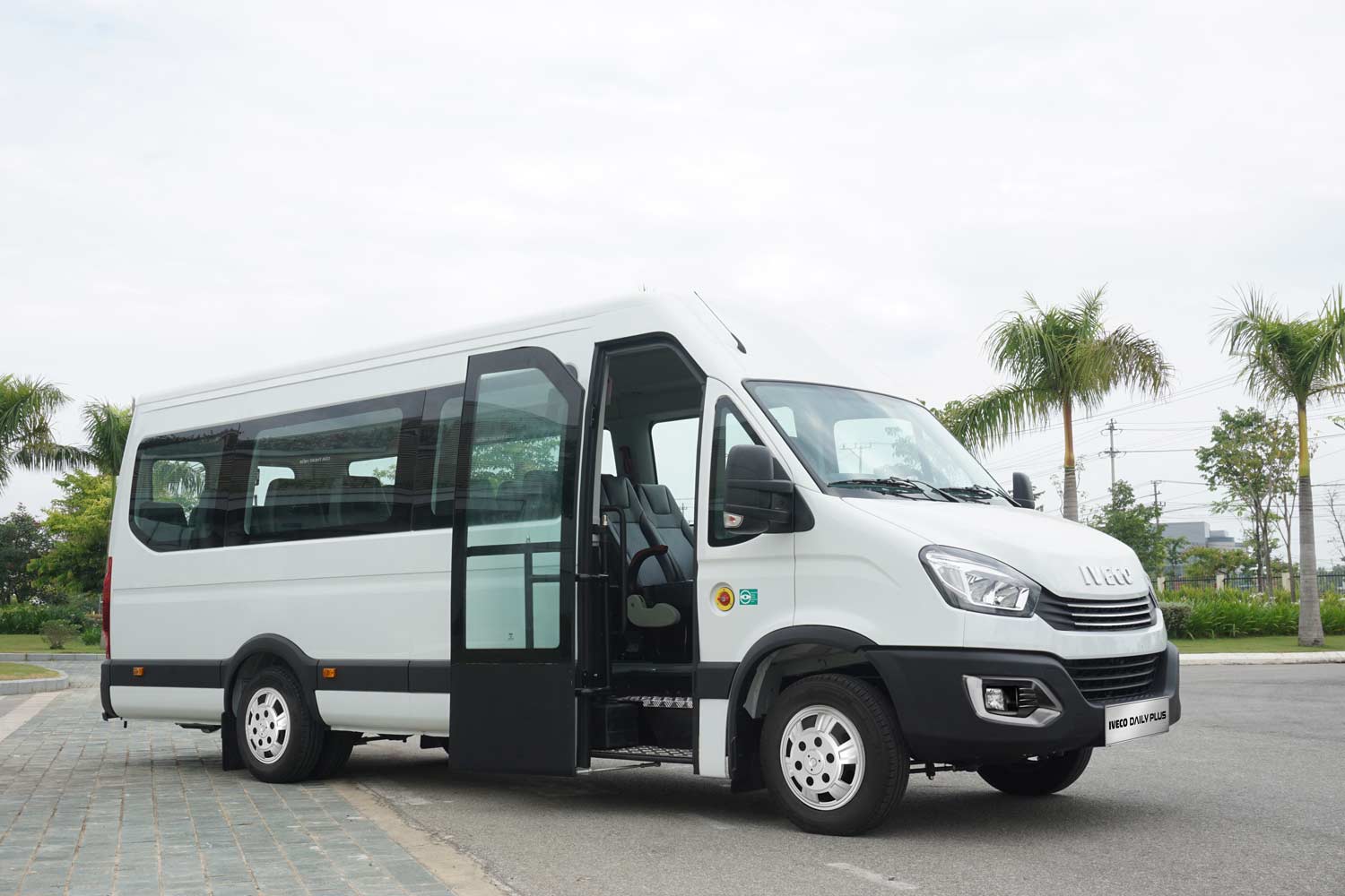 Thaco giới thiệu mini bus Iveco Daily tại thị trường Việt Nam, giá từ ...
