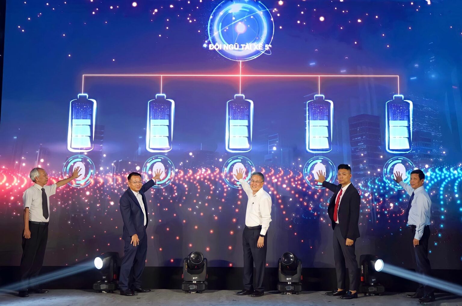 VinFast x Ahamove trình làng AhaFast - dịch vụ vận chuyển bằng xe máy ...