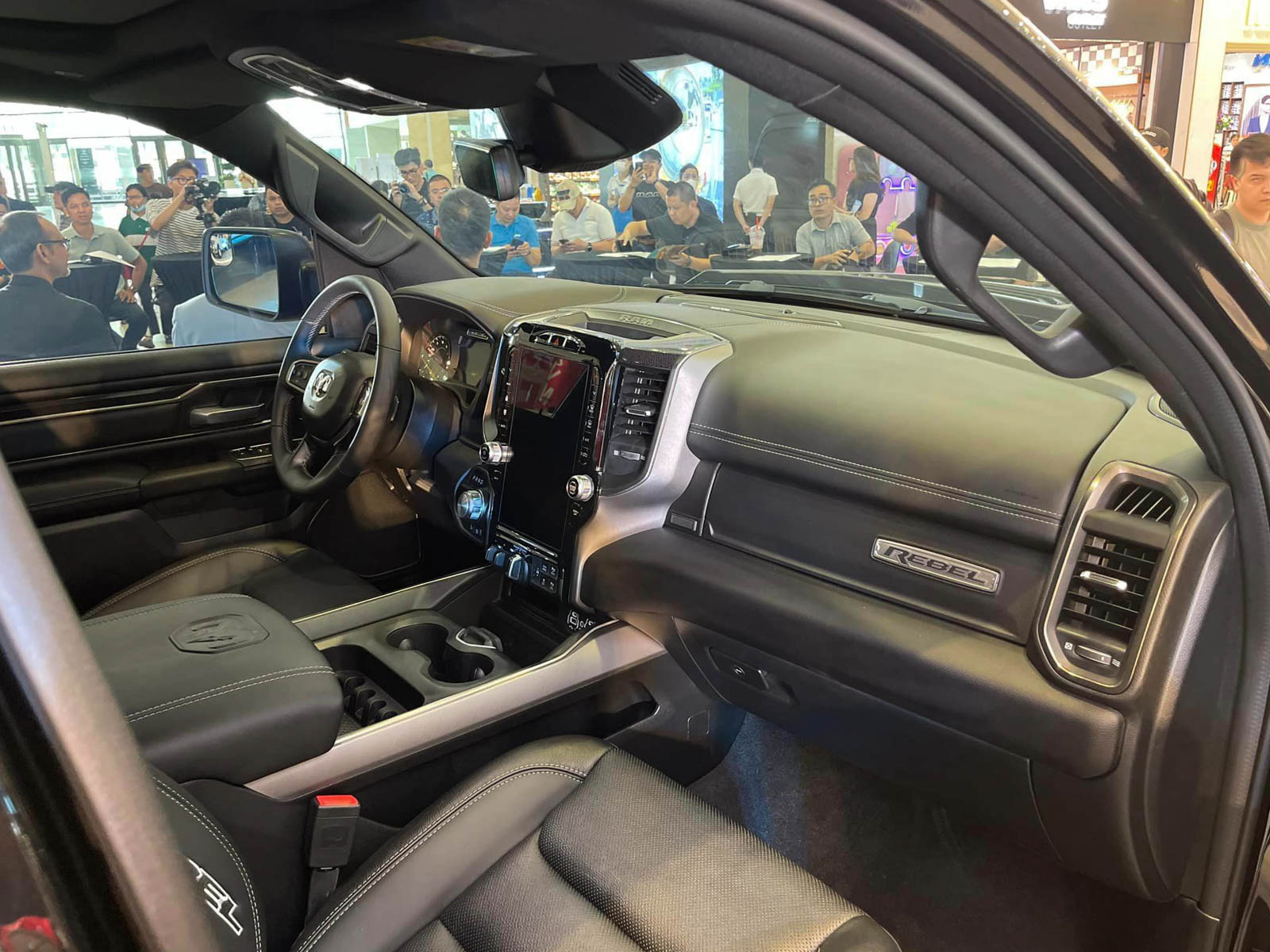 RAM 1500 Rebel chuyên trị offroad chốt giá 5,168 tỷ đồng tại Việt Nam ...